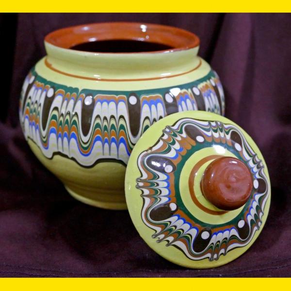 【伝統模様がかわいいシュガーポット。少し大きめサイズで小物入れなどにもGood!!】いい雰囲気が出ます。ブルガリアの陶器の里トロヤン在住の職人さん、ドチョおじさんとその仲間が工房で作ったシュガーポットです。『素敵な柄が魅力的♪』もちろんイン...