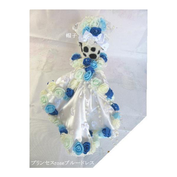 ★白いサテンドレスに後中心ウエストからサイドに流れる被い布、スカートの裾周り、首周りを濃淡ブルー系色の濃いブルー、水色、淡いグリーン、白のお花をいっぱいに一つひとつ丁寧な縫い付けで飾りました。ドレス着丈は床下につく程度の長さ