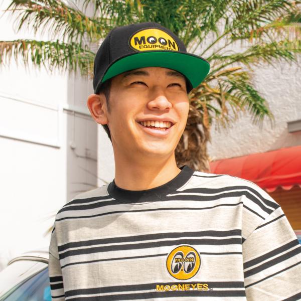 MOON Oval Flat Visor Hatムーン オーバル フラット バイザー ハットMOON Equipment オーバル ロゴが目を引く、フラット バイザー ハットです。つば裏には差し色のグリーン素材を採用。ふとした瞬間に見えるヴ...