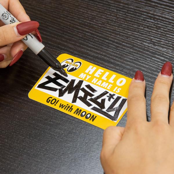 Hello My Name is Stickerハロー マイ ネーム イズ ステッカーHELLO MY NAME IS ……言葉が交わせなくても名前は伝えられる、ネームステッカーです。白い部分に名前を書いておけば、あなたの持ち物は世界に一つ...