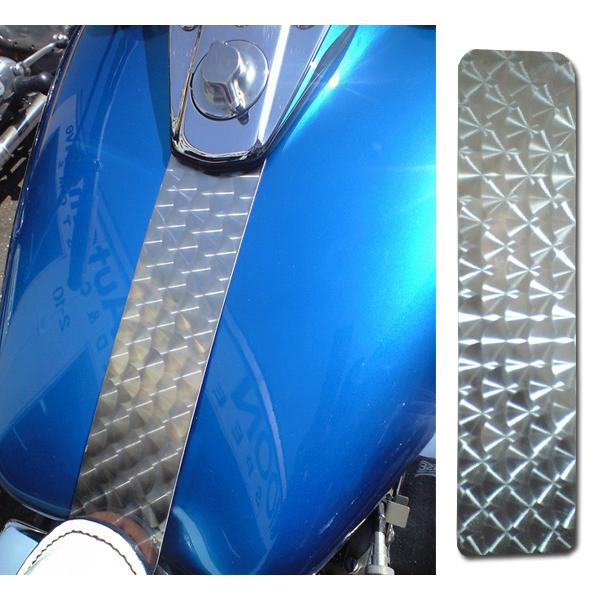 スピニング加工（ウロコ）された、ステンレス プレートです。Harley Davidson FL系の分割タンクにGoodです！その他車種にも流用してお使い下さい。サイズ:27cm x 6.5cm