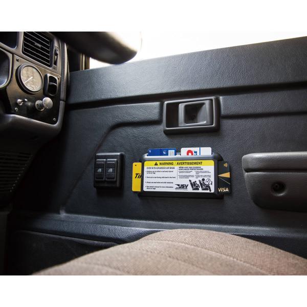 USV Caution Card HolderUSV コーション カード ホルダー車の様々な場所に取り付けられる便利なカード ホルダーです。収納スロットが4ヶ所付いているので、運転の際によく使うクレジットカード、ポイント カード、パーキング...