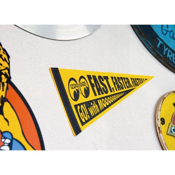 MOON Pennantムーン ペナントFAST!FASTER!FASTEST!Go with MOOOOOOOOOOOOON!!旅先で定番のスーベニアとしても選ばれるペナントの MOONEYES バージョン。ペナントの特徴的なシェイプに合...