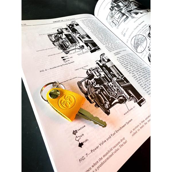 Leather Key Cap レザー キー キャップレザーに アイボールを刻印したキーリング付きのキーキャップです。スナップボタンを外し、キーを差し込んで使います。キーリングについた、小さなリングに鍵を通してお使い下さい。裏面のスナップボ...