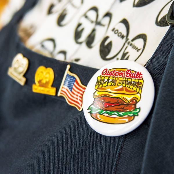 MOON Burger Can Badgeムーン バーガー カンバッジMOON Cafe で提供している Delicious な MOON バーガーのデザインの缶バッジです。缶バッジだけじゃ我慢できない!! という食いしん坊のアナタは、ぜひ...