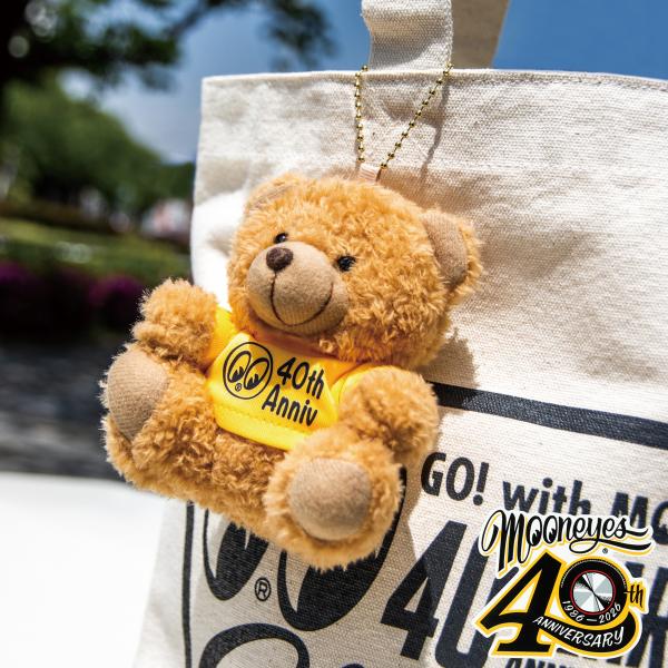 MOONEYES 40th Anniv. Special Edition Bear Key Ringムーンアイズ 40th Anniv. スペシャル エディション ベア キーリングMOONEYES のTシャツを着た、手のひらに収まるほどキュ...