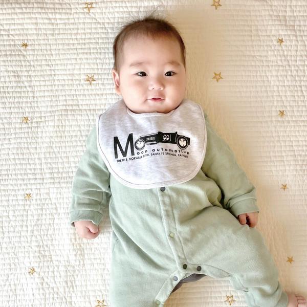 MOON Automotive Roadster Bibムーン オートモーティブ ロードスター ビブMOON Equipment Co. のアイシェイプがドアに入ったロードスター をフロントにプリントしたベビー マスト アイテムのスタイです...