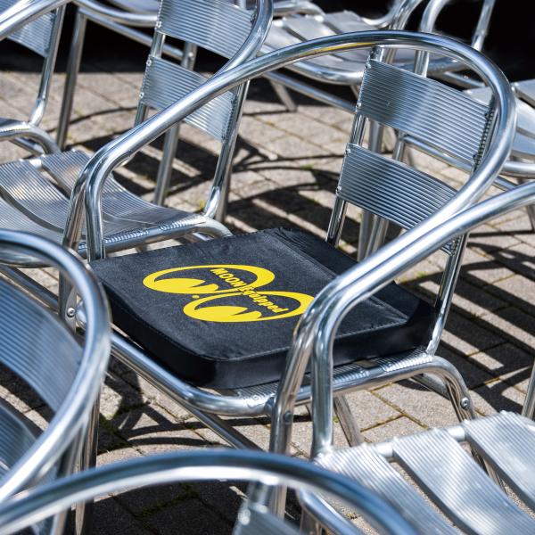 MOON Equipped Stadium Seat Cushionムーン イクイップド スタジアム シート クッション長時間のスタジアム観戦を快適に過ごすために古くから USA にあるシート クッションです。フロントに 存在感のある MO...