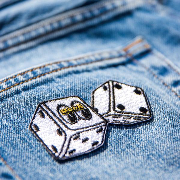 MOON Twin Dice Patchムーン トゥイン ダイス パッチ人気の MOON ダイスがパッチ(ワッペン)になりました。1 の部分が MOON アイシェイプになっているのがポイントです！縫い付けるのはもちろん、アイロンの熱で手軽に...