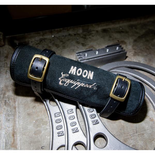 MOON Classic Leather Tool Rollムーン クラシック レザー ツール ロール世界中のバイカーやカスタムビルダーからオーダーを受けるカスタムバイクシート職人が手がける、唯一無二のレザーアイテムを展開する BACKDR...