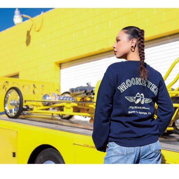 フライ ウィズ ムーン スウェット シャツネイビーのベースにホワイトプリントシンプルなムーンアイズ デザインが色々な服装に合います。裏側は起毛となっています。