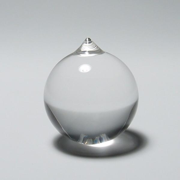 天然水晶如意宝珠直径　0.8寸（24.3〜27.2mm）水晶の産地：ブラジル●浄化用の白檀香をお付けします。●天然水晶ビーズ製台座をお付けします。如意宝珠は「欲しいものをすべて出し、あらゆる願いを叶える宝物」だと言われています。この珠のよう...