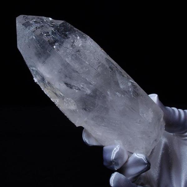 カイラス産ヒマラヤ水晶原石　K946T◇ボリュームのある美しい姿の大結晶です。表面の紋様、内部の複雑さ。ヒマラヤの大地を思わせる迫力があります。◇◇緻密に光る面は キー(他の水晶が触れていた跡)。不思議となめらかです。白い粒は母岩の跡、石英...