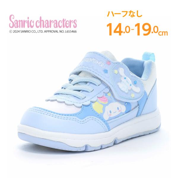 【発売日：2026年08月06日】サンリオのキッズコートシューズです。サックスは「シナモロール」です。甲バンドには人気の立体シールをイメージした、ぷっくりと透明感のあるパーツをあしらい、サイドにもシナモロールやスイーツのアイコンをかわいくプ...