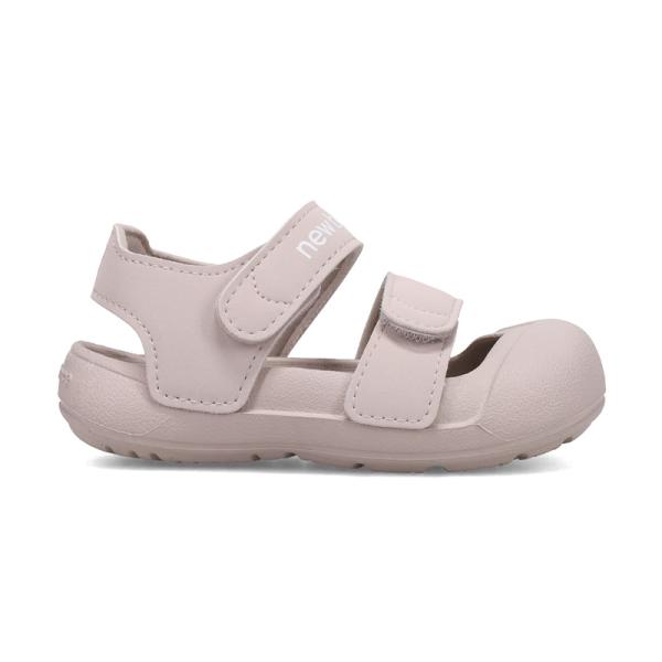 【発売日：2026年03月12日】つま先のある構造で安全性と軽量性に優れたINFANT向けサンダル「809 v1 Sandal」が新登場。つま先をしっかりガードするEVAソールと、2か所で調節可能な面ファスナーがアクティブな子どもの足をサポ...