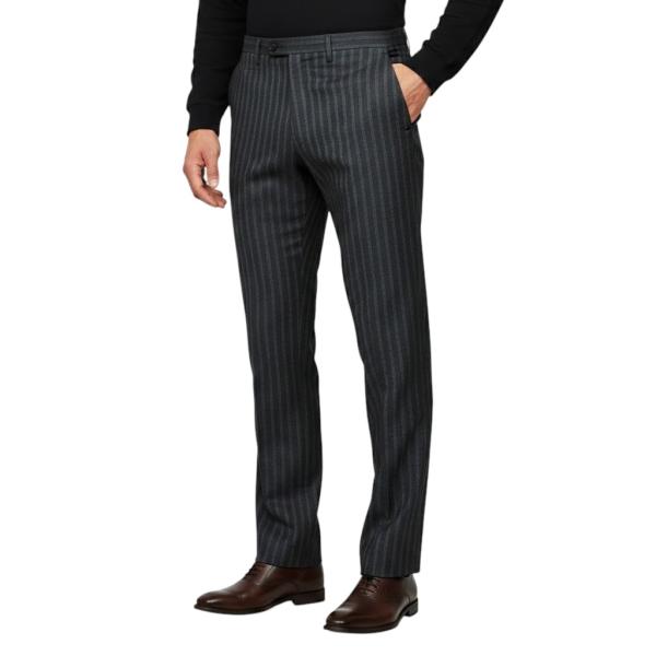COMME CA MEN Stripe Wool Trousers定価 19,950円 → 70%OFF伝統とモダンが交差する、都会的な品格。日本を代表するモードブランド「COMME CA MEN」が贈る、ストライプウールスラックス。 上質...