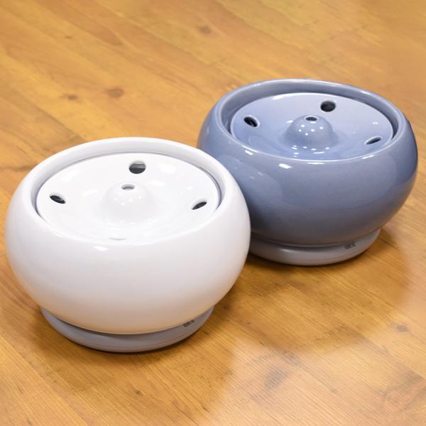 サイズ(最大値)：本体：約直径24.5×高さ14.5cm＊詳細は画像をご覧下さい。対象：小型犬、猫保証期間：1年セット内容：本体、ベース、ポンプ、フィルター1枚、取扱説明書兼保証書生産国：中国商品区分：犬猫用自動給水器/自動給水機●ピュアク...