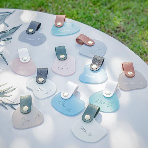 ■「Knock」の席札は1個からご購入いただけます人気のくすみカラーを取り入れた上品な席札。  やわらかく落ち着いた色合いが、洗練されたテーブルコーディネートを演出します。  アクリル素材を使用し、軽量かつ耐久性に優れているため、扱いやすく...