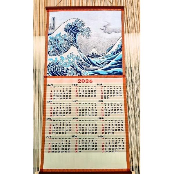 織物カレンダー　干支・和柄を中心に日本文化のひとつでもある掛軸タイプの織物カレンダーです。　柄の部分も数字の部分も桐生の帯を織る技術で柄を表現しております。使い終わりましたら、数字の部分を切り離して額などに入れて飾る事もでき、外国の方にも人...