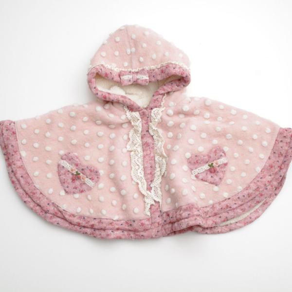 SALE！　Ｓｏｕｒｉｓ（スーリー）のマント　ケープ訳あり：撮影にしようした商品です。ご使用には差し支え御座いません。前身頃中心にスナップボタン4つで全開となります。　表面はフリースボンボン付き　裏面は暖か柔らかシールボア付き　品質表示：本...