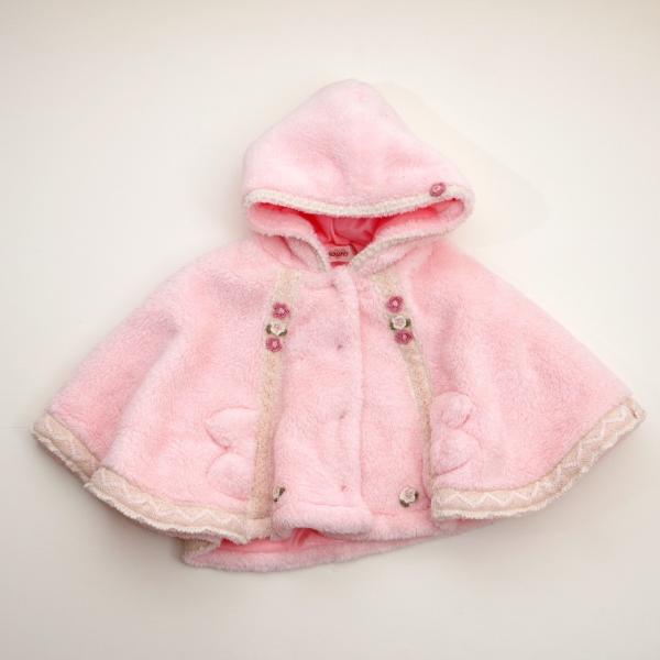 SALE！　Ｓｏｕｒｉｓ（スーリー）のマント　ケープ表面が暖かフリース　裏面はポリエステル生地を使用前ボタンで全開になります！袖口にボタン有り品質表示：本体/ポリエステル100％、裏地/ポリエステル100％大きさ：マント幅76ｃｍ（袖口〜袖...