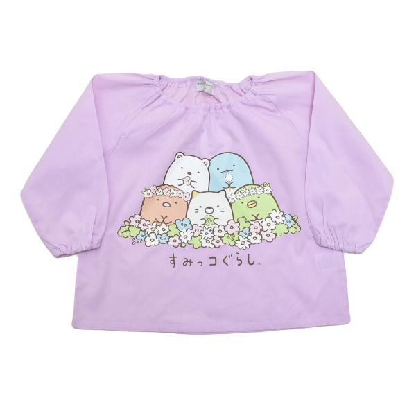 すみっコぐらし柄の長袖スモックです。衿ぐりと袖口はゴム仕様、薄手でゆったり仕様のスモックなので、入園・入学準備に最適です。また普段使いにも好まれています。素材：　綿35%　ポリエステル65％　中国製　　販売地域：日本限定　前身頃の胸部分に刺...