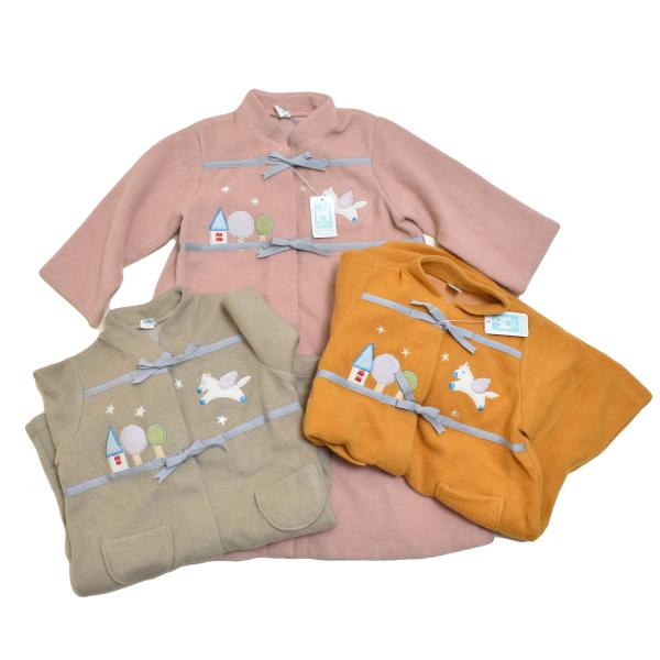 子供　キッズ用ガウン　軽くて暖かいフリース生地を使用　全開タイプ　スナップボタン・ひもでリボンに結べます。スナップボタンだけで閉まります。品質表示： アクリル80％ ナイロン20％ 　日本製カラー：ベージュ/杢オレンジ/杢ピンクサイズ ： ...