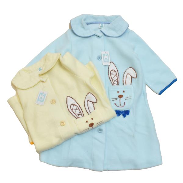 子供　キッズ用ガウン　軽くて暖かいフリース生地を使用品質表示： アクリル80％ ナイロン20％ 日本製カラー：クリーム（黄色系）/サックス（ブルー系）サイズ ： ２才（90ｃｍ）/３才（95ｃｍ）サイズ：2才　丈57ｃｍ 脇幅32ｃｍ 袖丈...