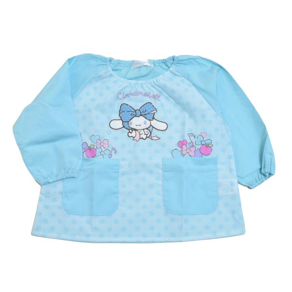 サンリオ シナモロール 柄の長袖スモックです。衿ぐりと袖口はゴム仕様、薄手でゆったり仕様のスモックなので、入園・入学準備に最適です。また普段使いにも好まれています。素材：　綿35%　ポリエステル65％　中国製　　販売地域：日本限定　前身頃の...