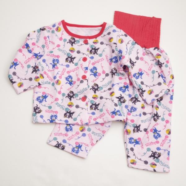 お着替えが楽な前開き全開タイプです。キルトニット生地の長袖パジャマです。　パンツはロング丈です。腹巻付きなので安心！素材：ポリエステル 65％　綿 35％　中綿ポリエステル 100％　腹巻部分ポリエステル 62％　綿 33％ポリウレタン5％...