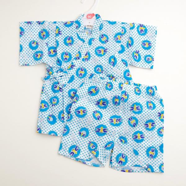 甚平スーツです。打合せの甚平と半ズボンがついています。　甚平に最適な優しい生地を使用　人気柄で本体綿100％だから着心地も快適です。　品質表示：綿１００％　日本製サイズ：90cm／95ｃｍ　カラー：ホワイト　配送料金は0円（メール便・簡易梱...