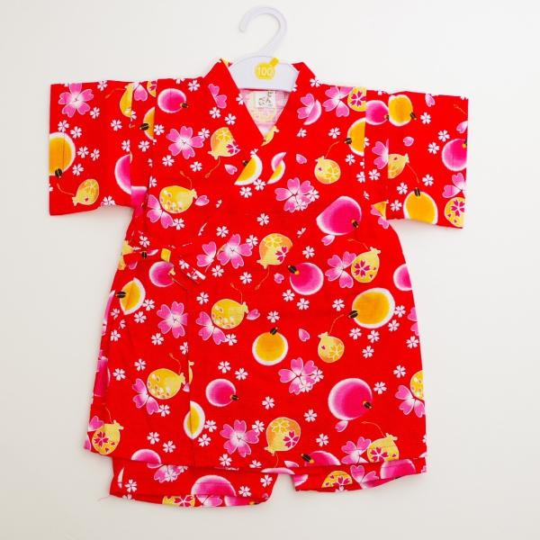 甚平スーツです。打ち合わせのじんべいと半ズボンがついています。　甚平に最適なサザンクロス生地を使用　人気の柄で、本体綿100％だから着心地も快適です。　品質表示：綿１００％　日本製サイズ：100cm　カラー：レッド　配送料金は0円（メール便...