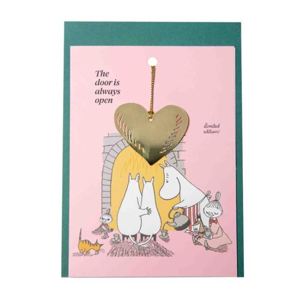 商品名：ムーミン チャーム付きグリーティングカード MOOMIN80 VY80Yサイズ：折り畳みカードA6サイズ素材：金属デザイン：Hans Hallberg メーカー：プルート・プロダクト　 かわいいハート型のチャームがついたグリーティン...