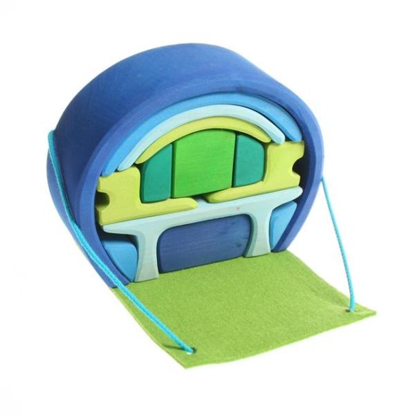 木のおもちゃ つみき 人気の知育玩具商品名：スマートハウス・ブルー GM10881対象年齢：3歳〜サイズ：収納時19×6.5×15cm数量：12ピース・フェルト3枚メーカー：GRIMM'Sグリムスドールハウスでのごっこ遊びができます。コンパ...