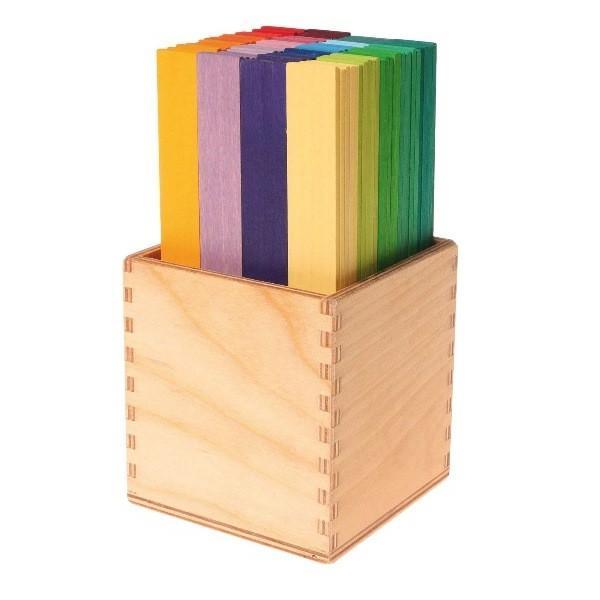 木のおもちゃ つみき 人気の知育玩具商品名：カラースティック GM40367対象年齢：3歳〜サイズ：スティック2×18×0.3cm数量：20色×各5本、木箱×1個材質 : シナ、カバ合板メーカー：GRIMM'Sグリムススティックを重ねていく...