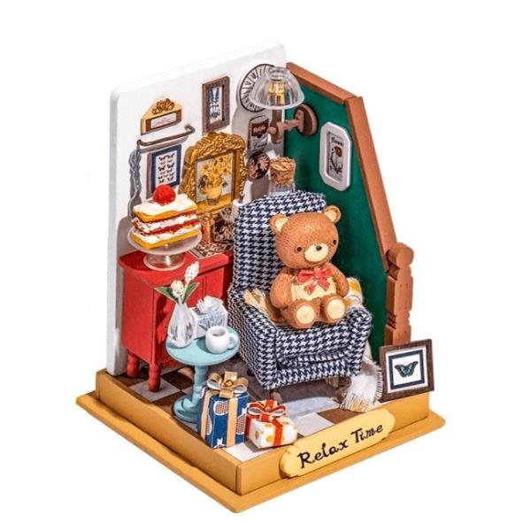 商品名：つくるんです！ ミニチュアドールハウス ミニリビング 664647-DS028【日本語説明書付き】Robotime・お客様によるDIY組み立てキットです（完成品ではありません）　※ディスプレイケースは付属しません。・組み立て完成サイ...