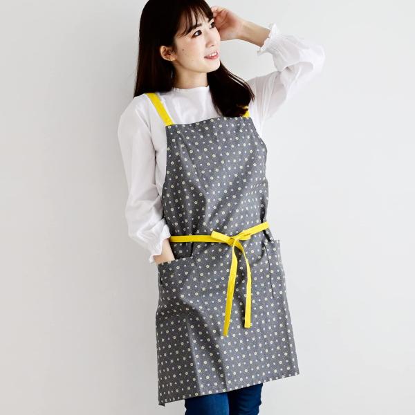 【商品概要】【デザイン】お花のピンドットのようなさりげない柄をあしらいました。肩・腰紐がアクセントカラーの上品な色合わせのエプロンです。【5つの魅力】■しっかり結べる前結びタイプ：身長や体型を気にせず着やすくなっています■調節可能なすっきり...
