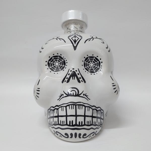 ボトルデザインは全て手書き。ブルーアガベ100％から造られている。口当たりはスムースで、アガベの甘み、ホワイトペッパーのスパイシーさも感じられる、とてもバランスのよいテキーラ。●【産地】メキシコ　【度数】40.0°　【容量】700ml　【商...