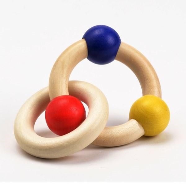木のおもちゃ ベビーラトル ガラガラ 出産祝い ＰＷ社商品名：PW ナチュラルリング PW202130サイズ：φ7cm素材：カエデにぎり心地の良い新生児からのラトルです。木のリングどうしがぶつかる音はやさしい音なので赤ちゃんにも安心です。