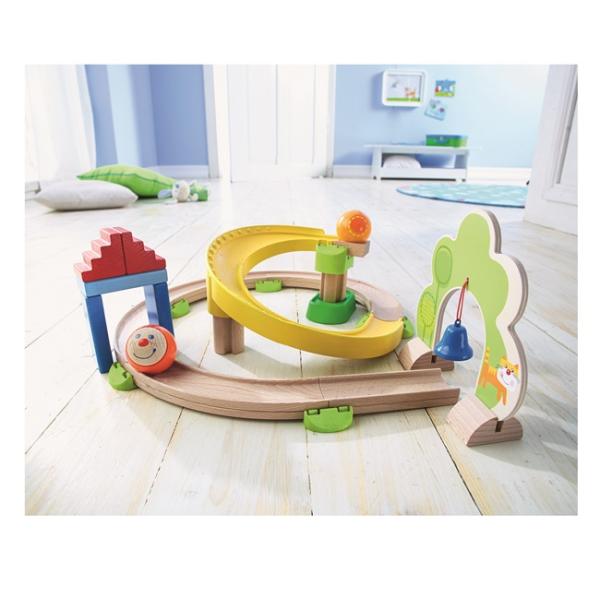 商品名：HABA ハバ クラビュー・ファーストセット HA300439対象年齢：2歳〜セット内容：パーツ×26個、木玉×2個素材：ブナ、合板、プラスチック製造：ドイツ大きな木玉は急なカーブも上手に転がります。初めてのクラビューにもおススメで...