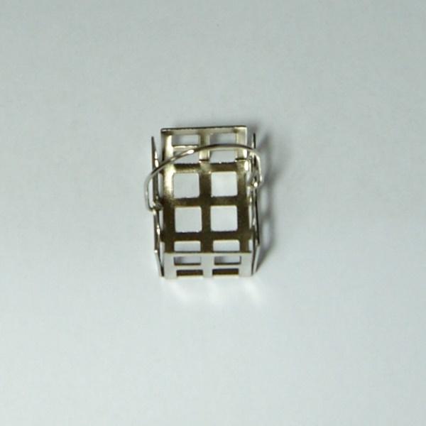 商品名：ミニチュアパーツ メタルバスケット M58サイズ：約W30×D20×15mm（カゴ部分）メーカー：アイスタジオウッズドールハウスやジオラマなどのアクセントに最適です。※商品ごとの縮尺は統一されておりません。表記サイズをご確認の上、ご...