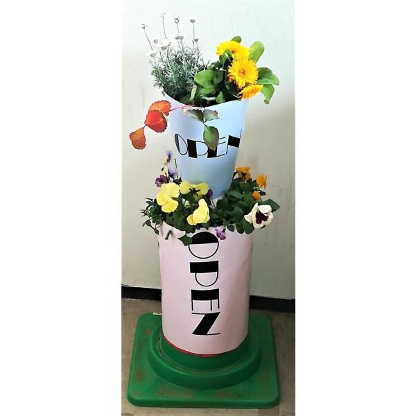 三角コーンでお花の装飾。案内表示を合わせて目を引く看板、案内表示に。「コーンのだんだん畑」（特許取得）。サイズの割に移動も軽い。商品説明等はコチラ（https://morioto.nassun-e.com/corn1）-1段（下段）/2段用...