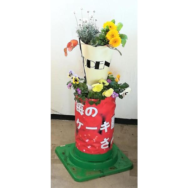 三角コーンでお花の装飾。案内表示を合わせて目を引く看板、案内表示に。「コーンのだんだん畑」（特許取得）。サイズの割に移動も軽い。商品説明等はコチラ（https://morioto.nassun-e.com/corn1）-こちらは、2段（上段...