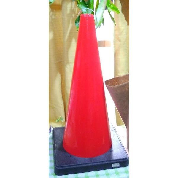 把手付きの三角コーン。三角コーンでお花の装飾（特許商品）。お花を植えた状態で移動が容易な把手付きの三角コーン（Dコーン）となります。Dコーンは、重り（コーンベッド）一体型の三角コーンで、一般的な三角コーン（Cコーン）よりも、強度も有り丈夫な...