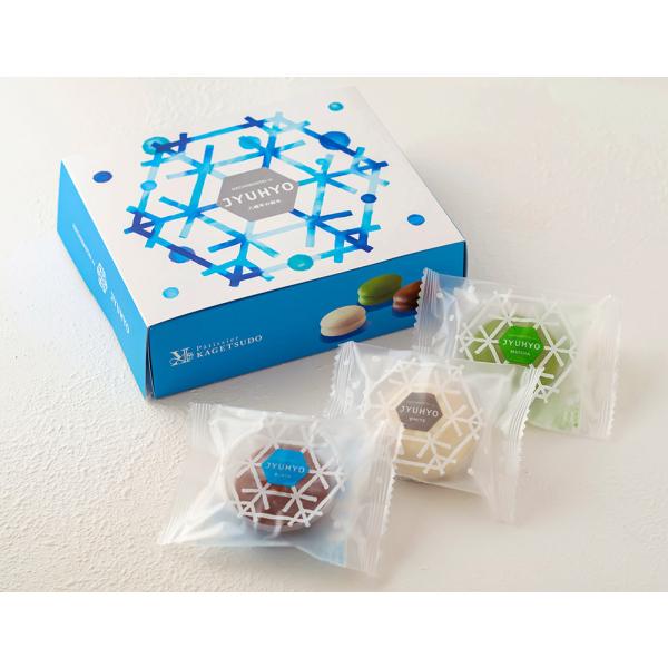 岩手県八幡平の樹氷。真っ白な雪の大海原にしっかりと根を張る樹氷の木々たちをイメージして作られたお菓子です。しっとりとしたクッキーの間には、 雪のようにやわらかなマシュマロをサンドしました。白と黒、抹茶の3色、白はホワイトチョコ、黒がミルクチ...