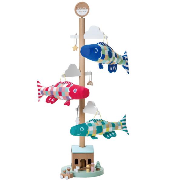 《さわってあそべる　プーカの家　Puca》おうちの上に太陽と雪、お空をぷかぷか泳ぐプーカ。オリジナルのおうちと、飾れるパーツが増えてリニューアルしました。鯉のぼりにポケットがついていて、積み木の人を乗せることができます。■プーカの家セット内...