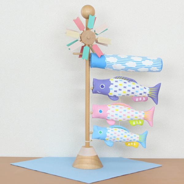 《Ｐｕｃａ プーカのベビースタンド アラタ》■商品詳細 素材　こいのぼり：ポリエステル生地、台：ブナ材サイズ 高さ：59cm 幅：35cm 奥行き9.5cm森景オリジナル特典：水色毛せん付き