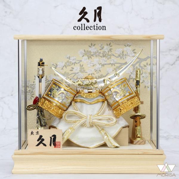 《一般社団法人日本人形協会　優良店》■サイズ：間口38cm×奥行28cm×高さ34cm《おすすめポイント》◆象徴的な「弦月」と龍の彫金鋭く伸びる三日月の前立てには、緻密な昇り龍の彫金が施されています。シルバーの輝きが、政宗公の鋭い知性と、天...