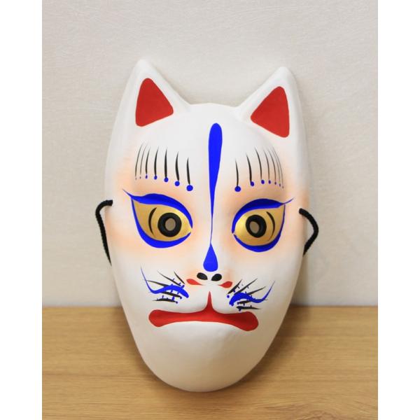 凛とした気品と神秘的な佇まい。空間を引き締める伝統の狐面。サイズ：幅14cm × 高さ22cm（※高さ：耳先からあご下の長さ）福島県会津地方の職人によって、ひとつひとつ手作業で型づくりから手描きで仕上げられた本格的な張り子の「きつね面」です...