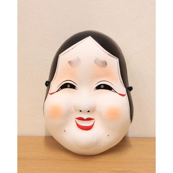 ふっくらとした美しい笑顔で、家庭やお店に「多幸」をもたらす縁起物。サイズ：幅15cm × 高さ21.5cm（※高さ：頭からあご下の長さ）福島県会津地方の職人によって、ひとつひとつ手作業で型づくりから手描きで仕上げられた本格的な張り子の「おか...